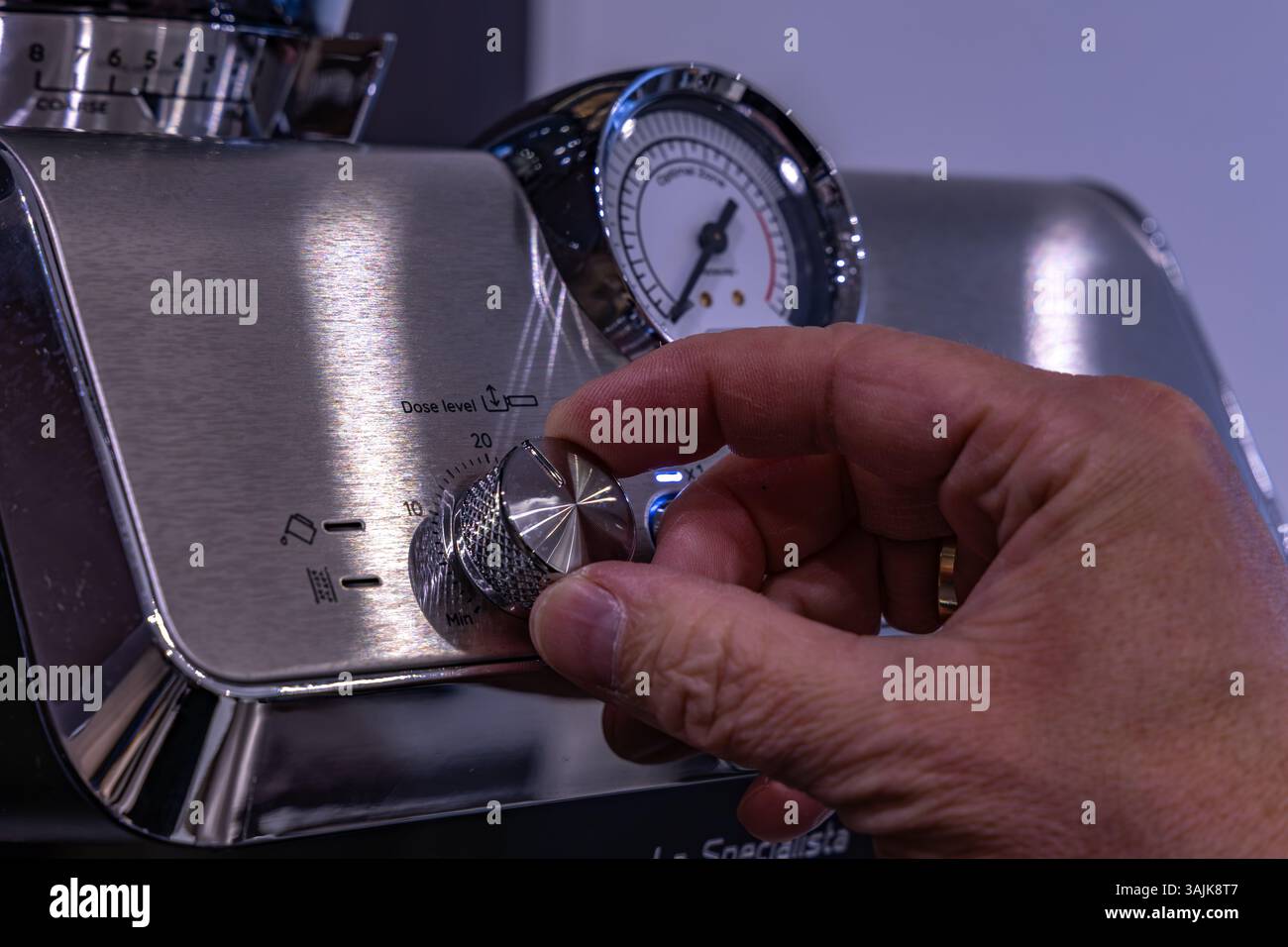 Setting the pressure in a coffee machine, pressure gauge, brewing ...