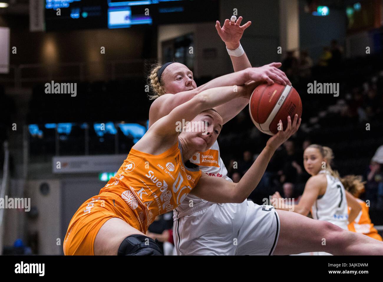 250411 Norrköpings Rakel Gyberg Engdahl och Högsbos Jessica Kelliher under semifinal tre i ...