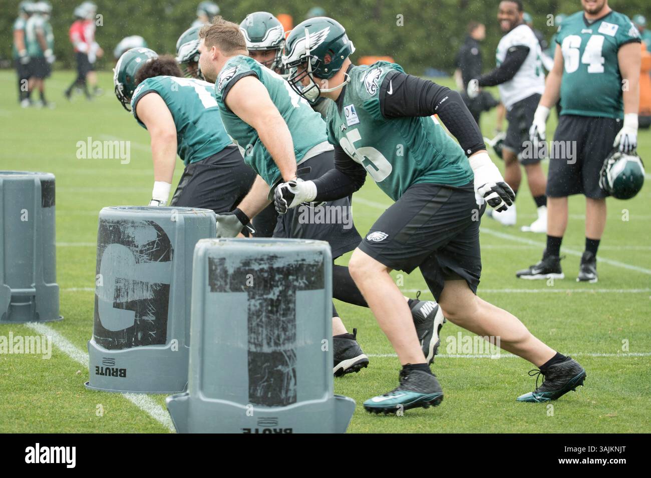 Eagles offensive line hi-res stock photography and images - Alamy