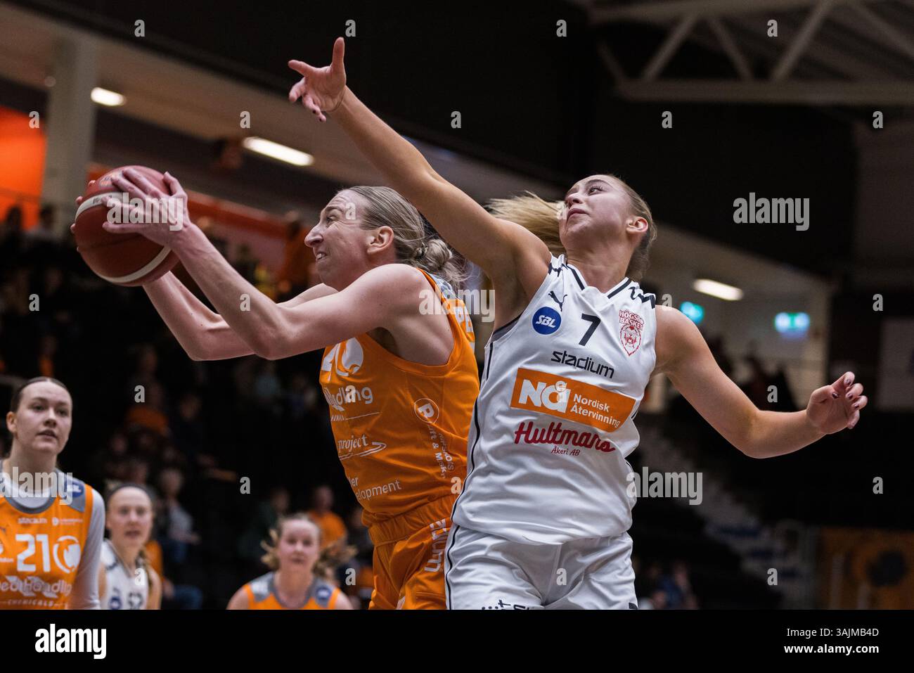 250411 Norrköpings Sofia Pelander och Högsbos Hanna Halilovic under semifinal tre i damernas SBL ...