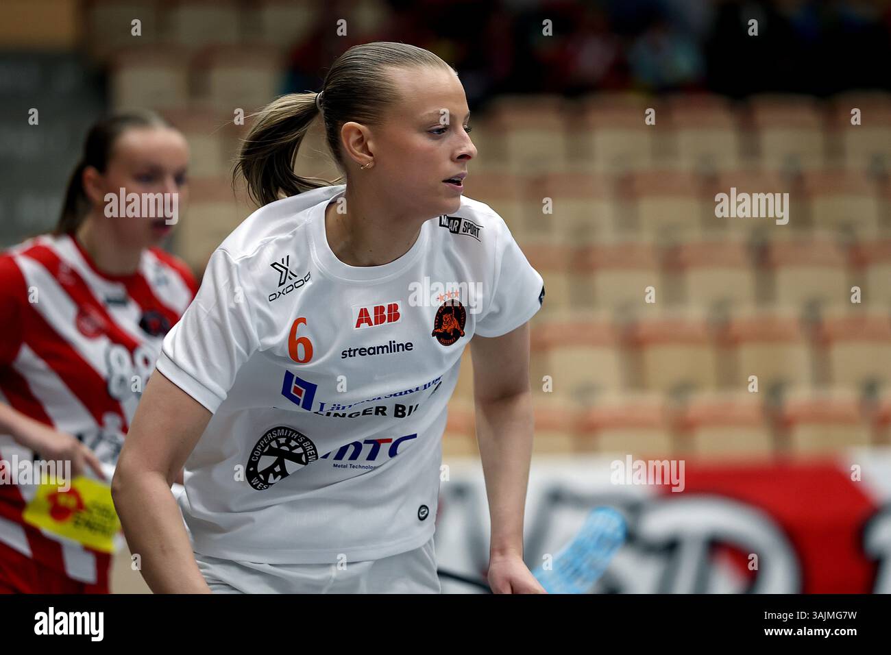 250411 Rönbys Elin Lindberg under innebandymatchen i damernas SSL semifinal 1 mellan Pixbo och ...