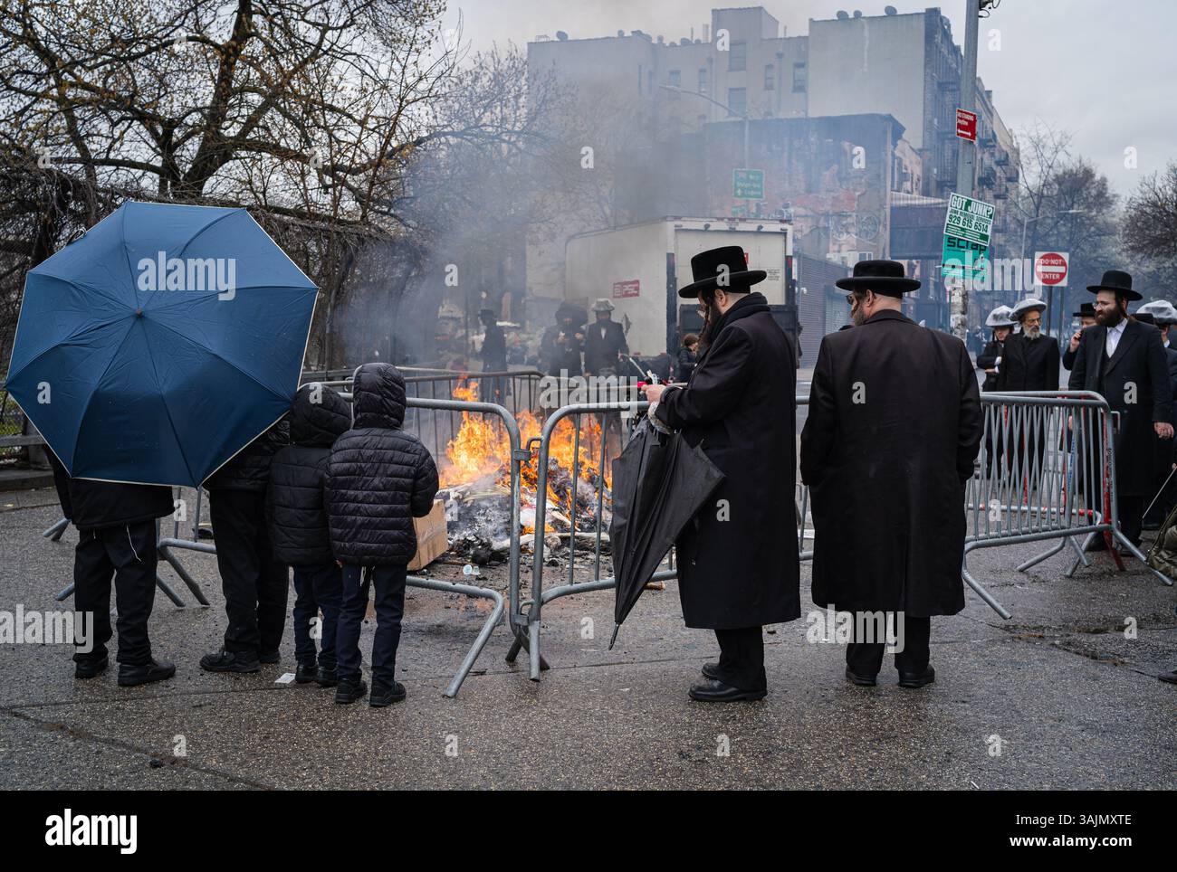 Brooklyn, USA. 11th Apr, 2025. Members of the Jewish community ...