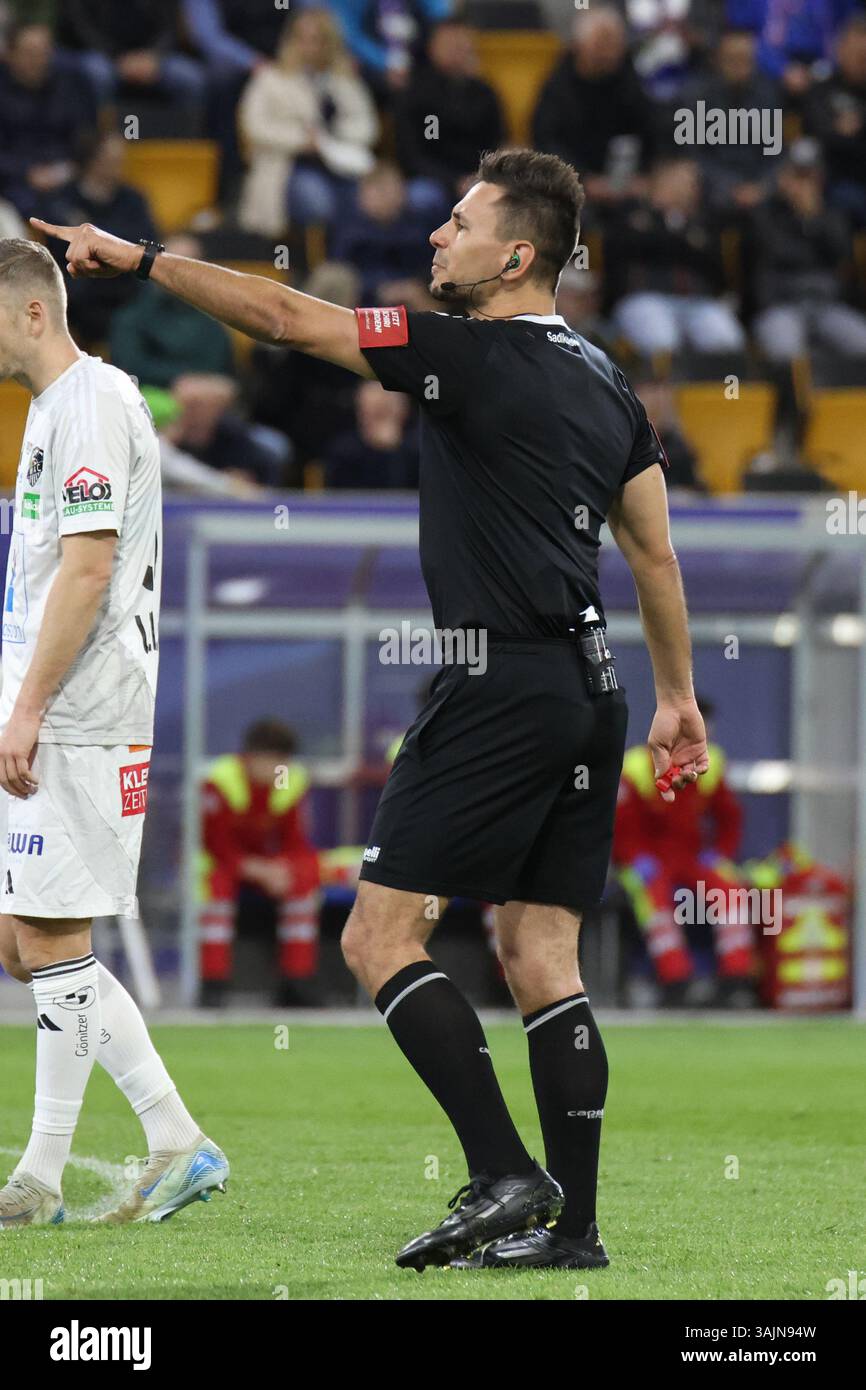 Linz, Austria. 11th Apr, 2025. LINZ, AUSTRIA - APRIL 11: referee Alain ...
