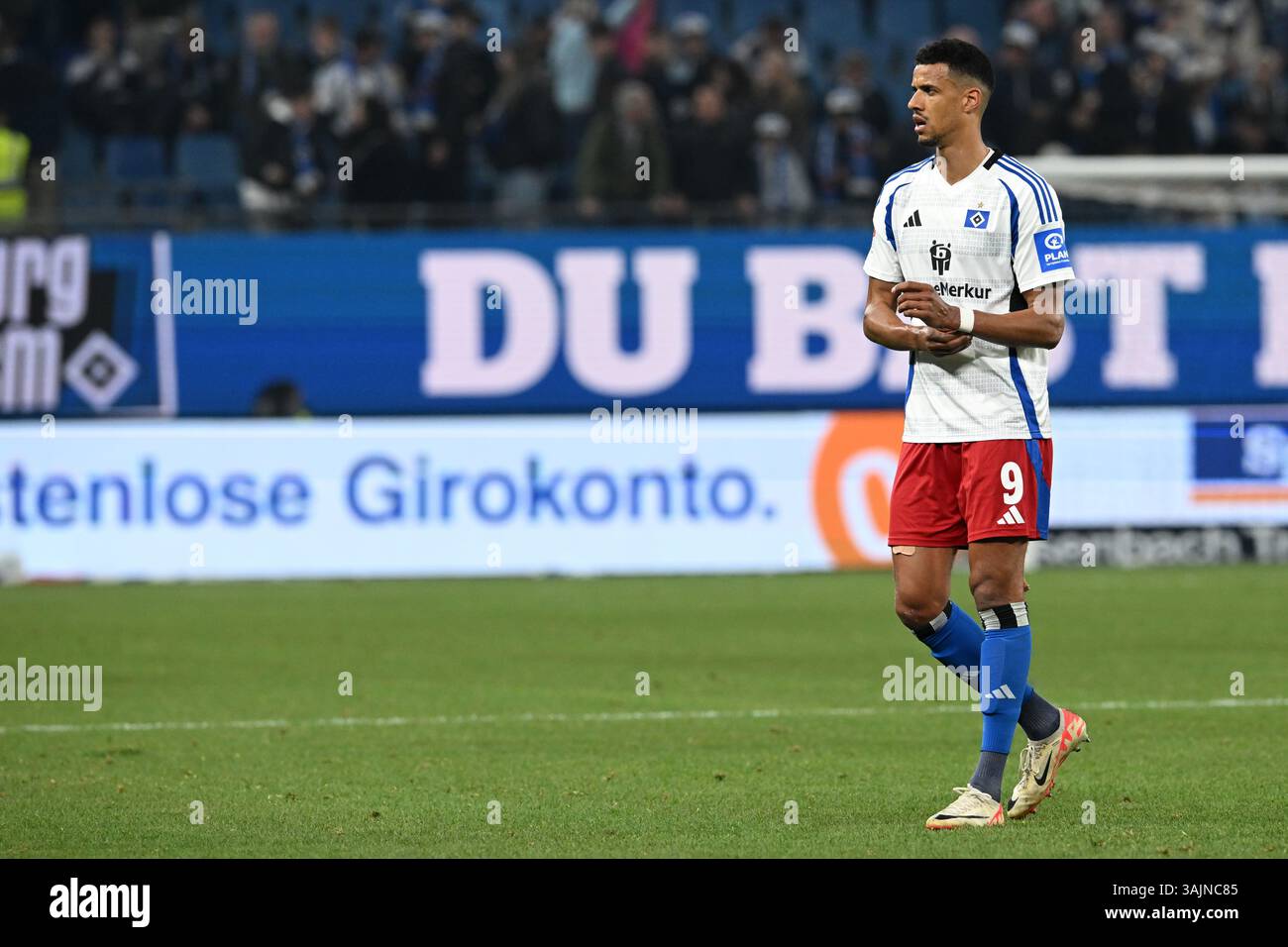 Hamburg, Germany. 11th Apr, 2025. Soccer: Bundesliga 2, Hamburger SV ...