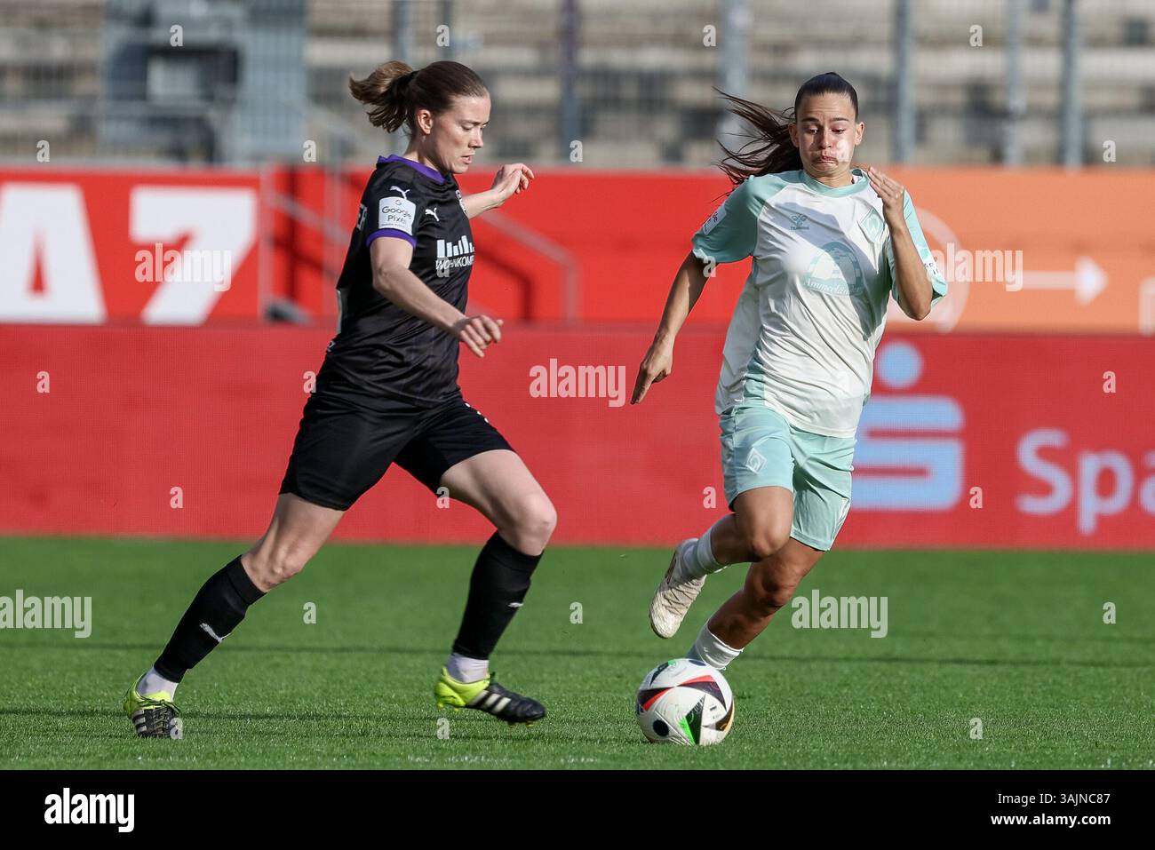 v.li.: Lena Ostermeier (SGS Essen, 18) und Tuana Mahmoud (SV Werder ...