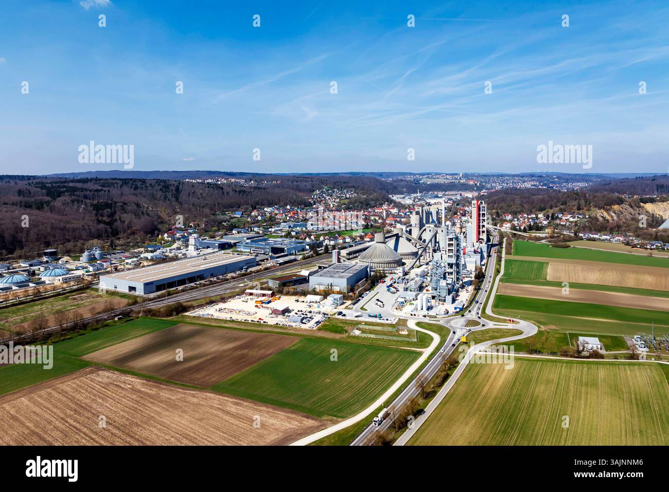 Zementwerk SCHWENK in Heidenheim-Mergelstetten. Im Vordergrund rechts ...