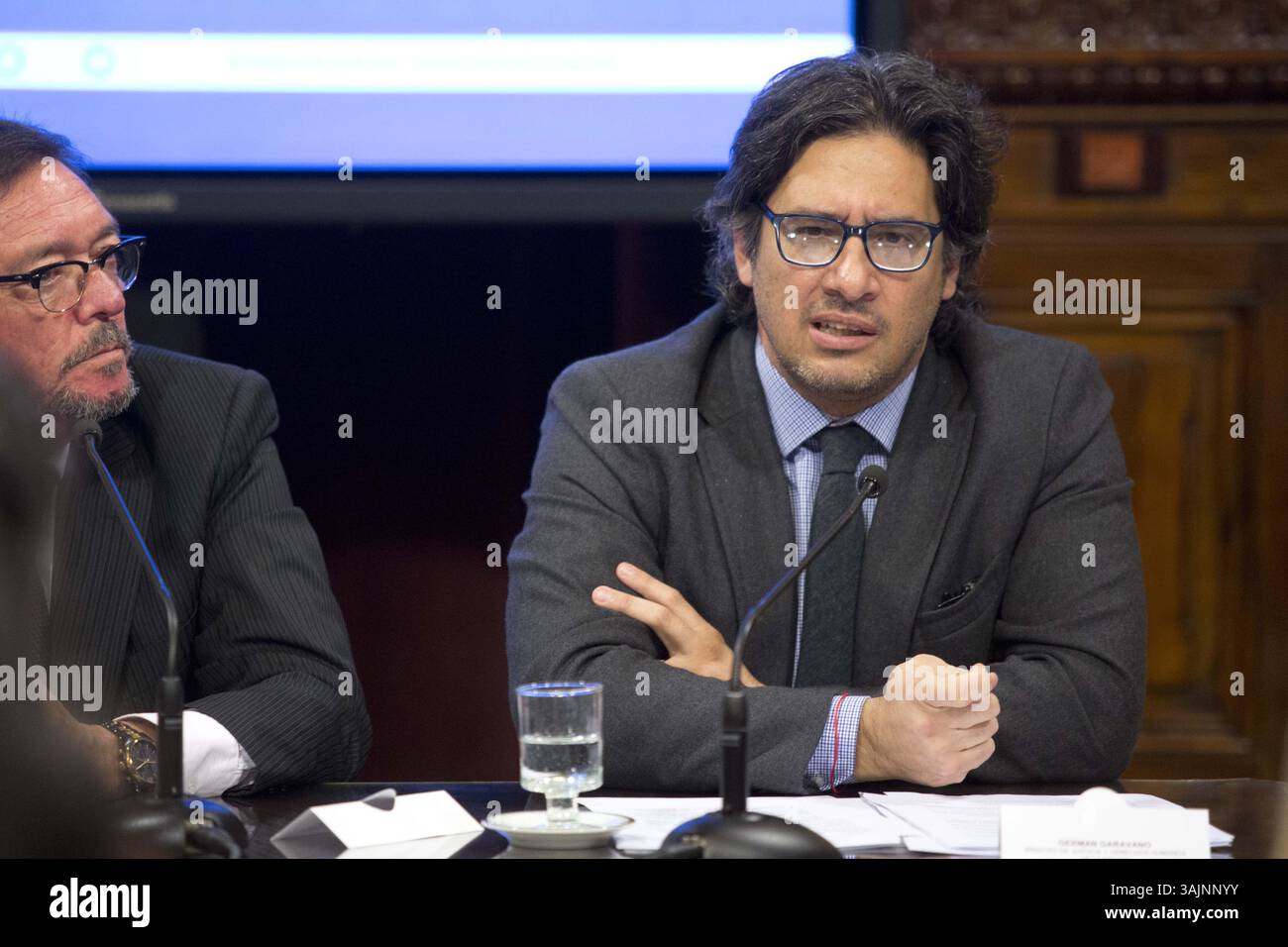 Debate ejecutivo hi-res stock photography and images - Alamy