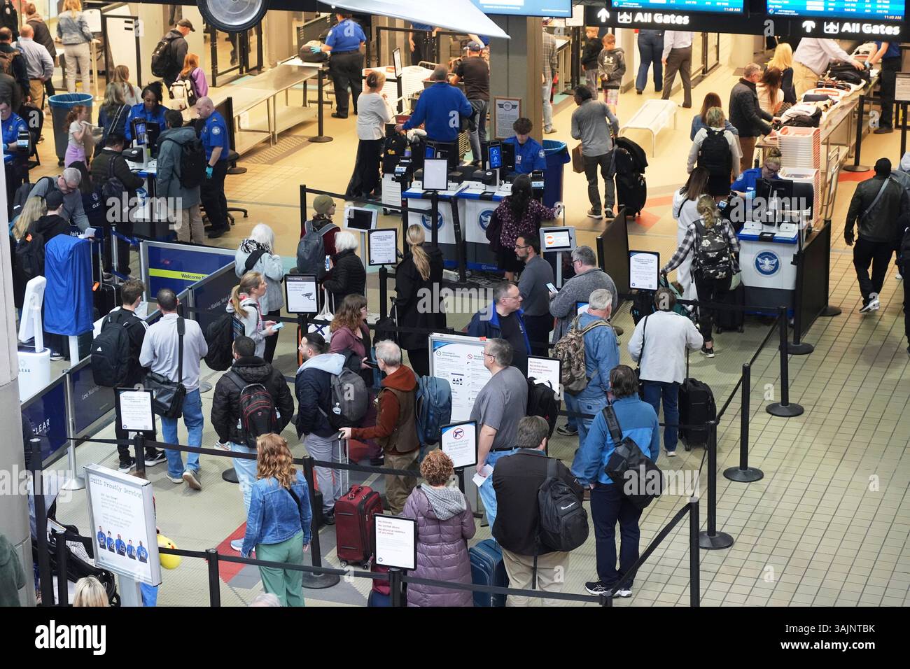 Passengers wait in the TSA security lines at Pittsburgh International ...