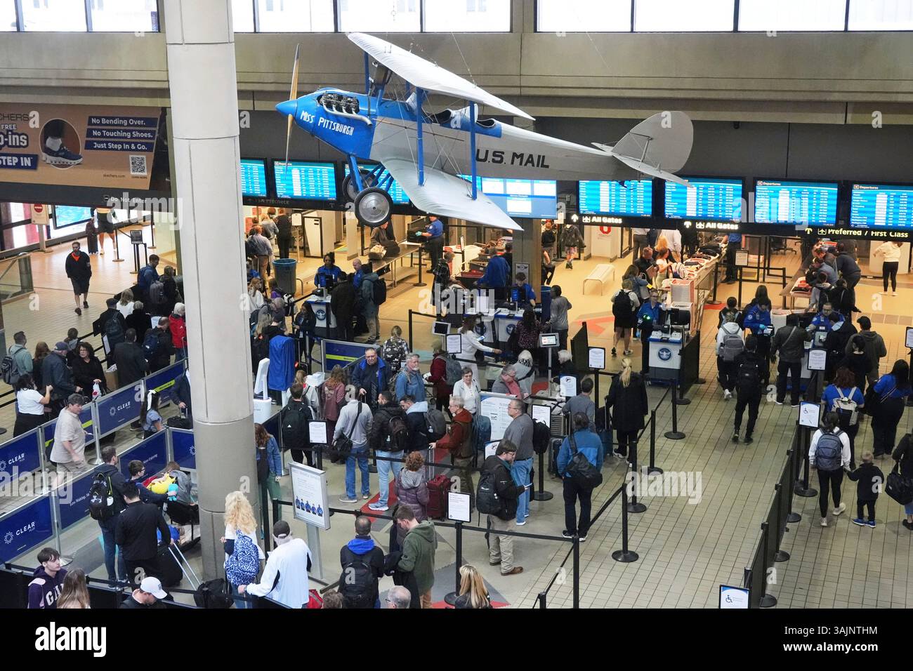 Passengers wait in the TSA security lines at Pittsburgh International ...