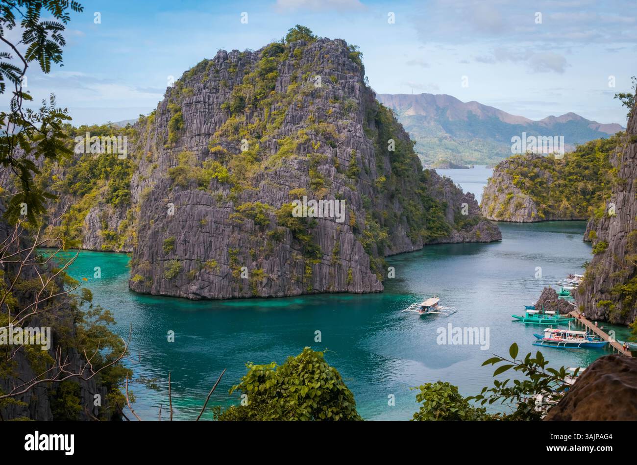 Stunning limestone cliffs and turquoise waters of Coron, Palawan ...