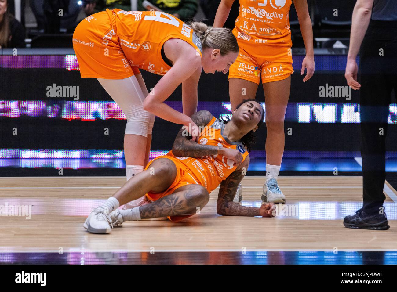 250411 Norrköpings Miya Crump har ont under semifinal tre i damernas SBL mellan Norrköping och ...