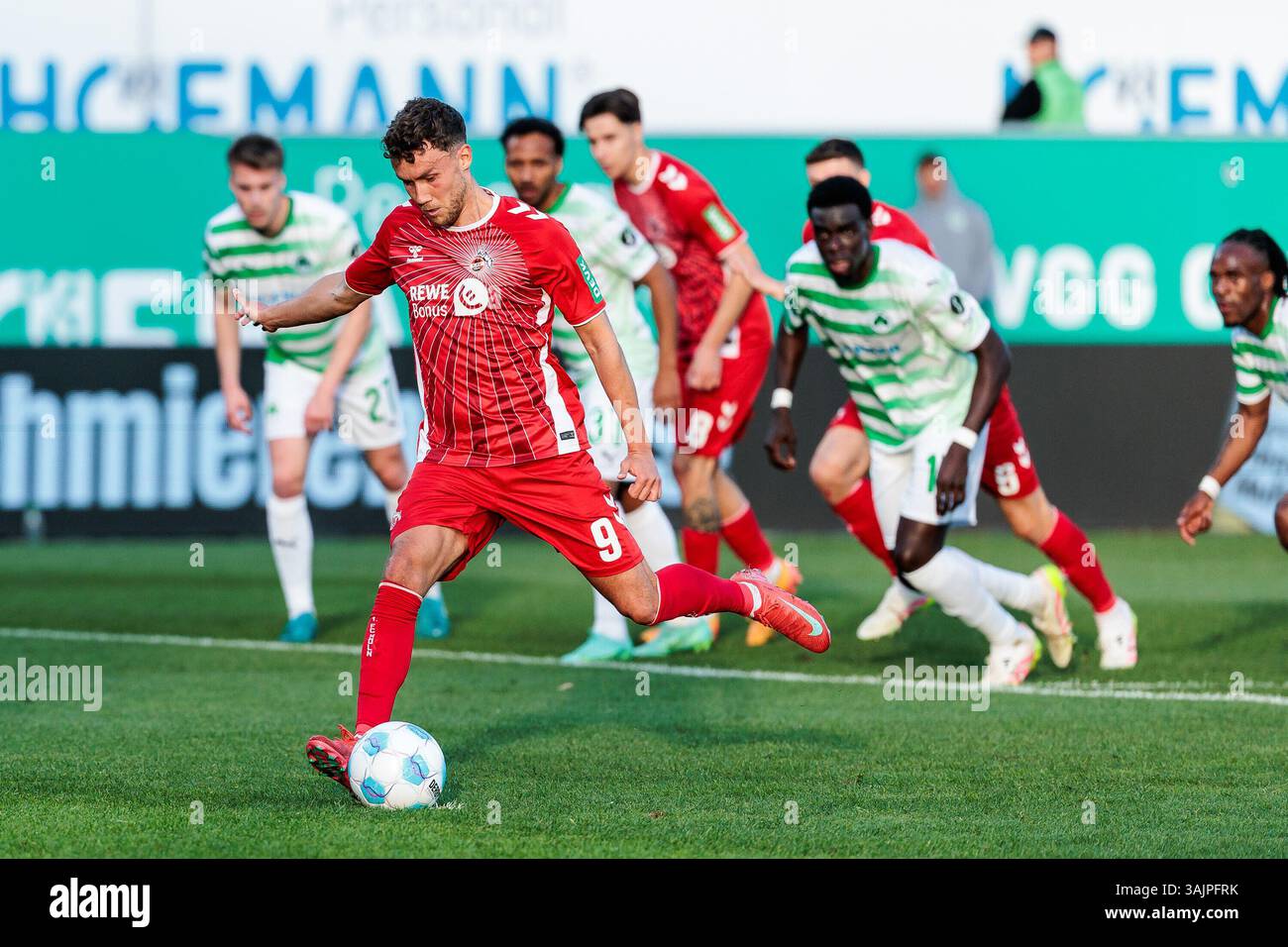 Luca Waldschmidt (1. FC K?ln, 9) schie?t den Elfmeter zum 1:1 2. Fu ...