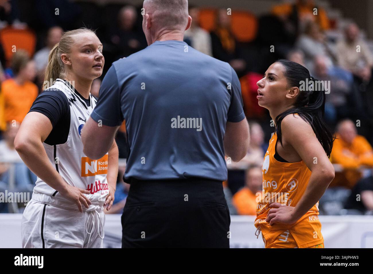 250411 Högsbos Elin Fredrikson och Norrköpings Hanna Medina Kajevic under semifinal tre i ...