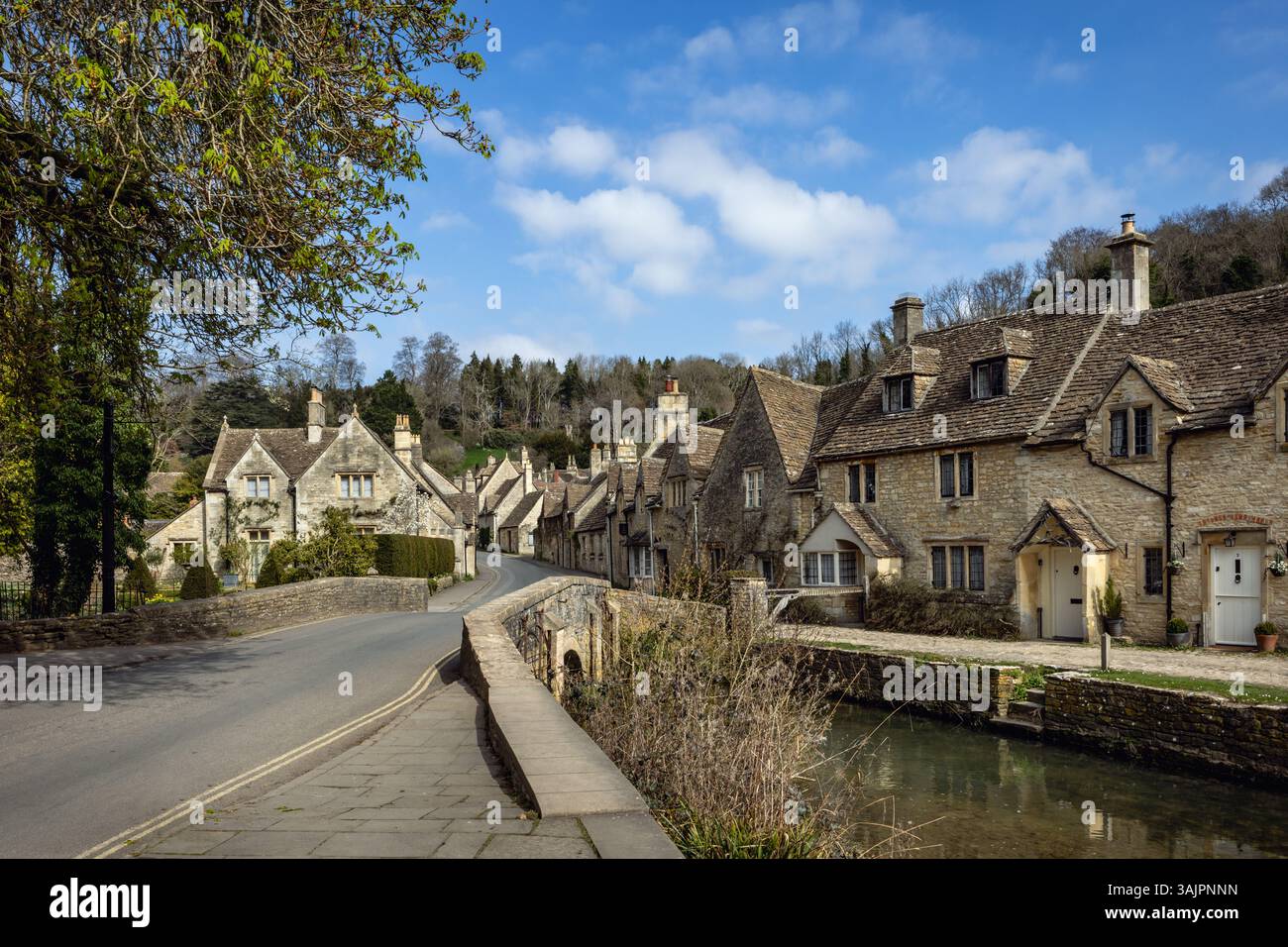 Picturesque cottages in the beautiful Cotswolds village of Castle Combe ...
