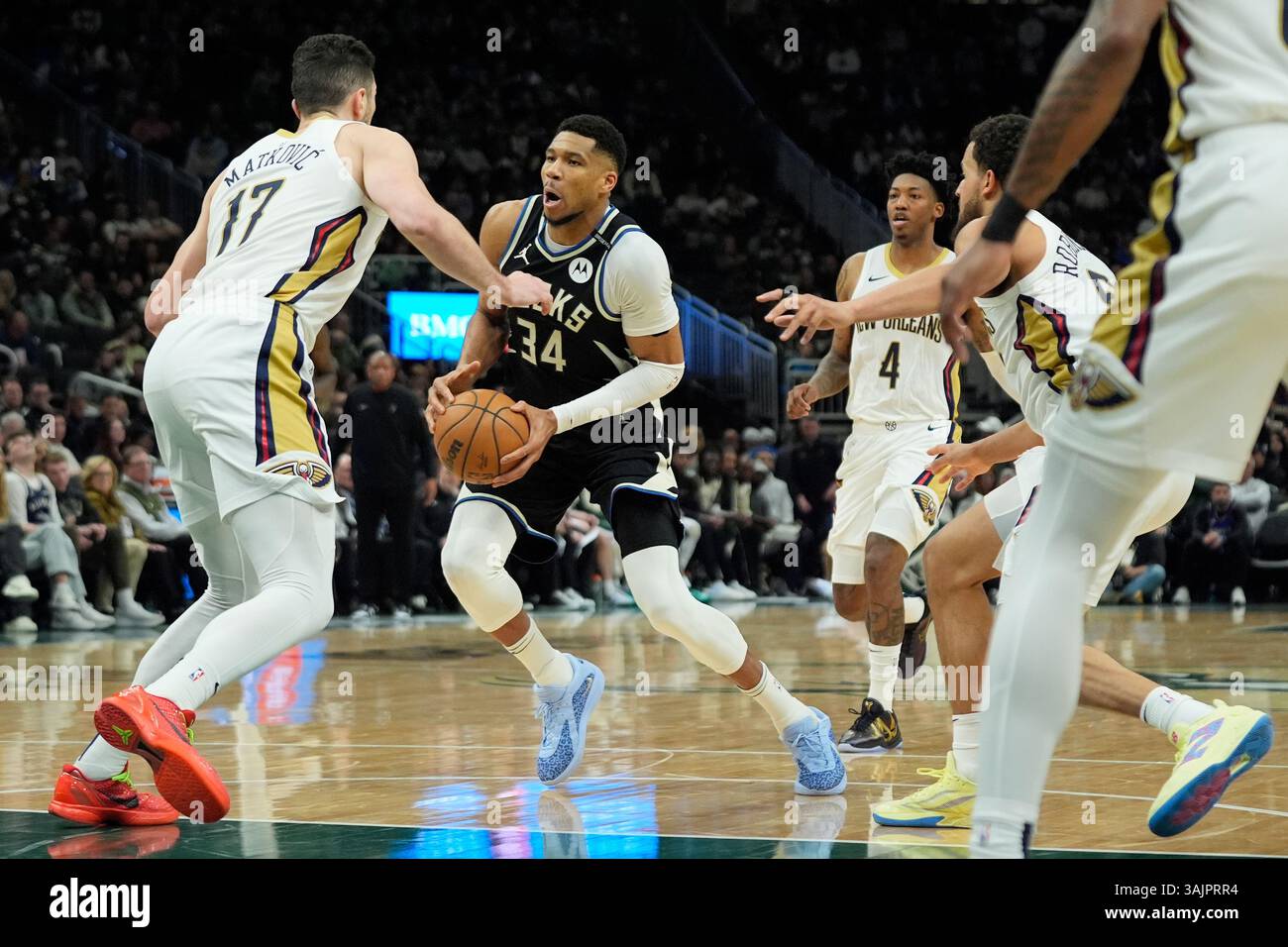Milwaukee Bucks' Giannis Antetokounmpo drives to the basket against New Orleans Pelicans' Karlo ...