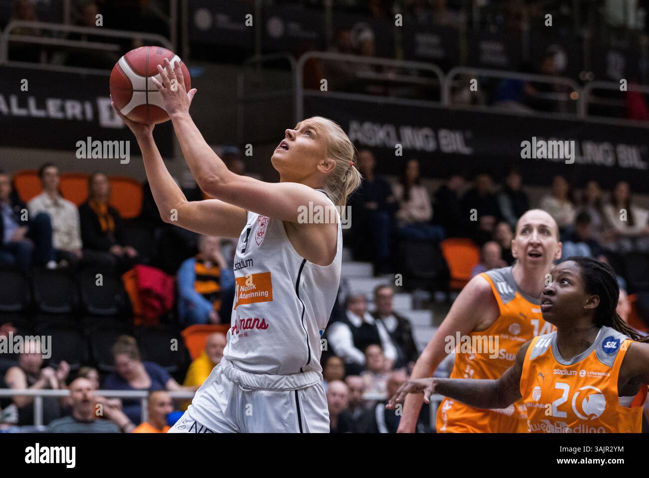 250411 Högsbos Ida Fredrikson och Norrköpings Asianae Johnson under semifinal tre i damernas SBL ...