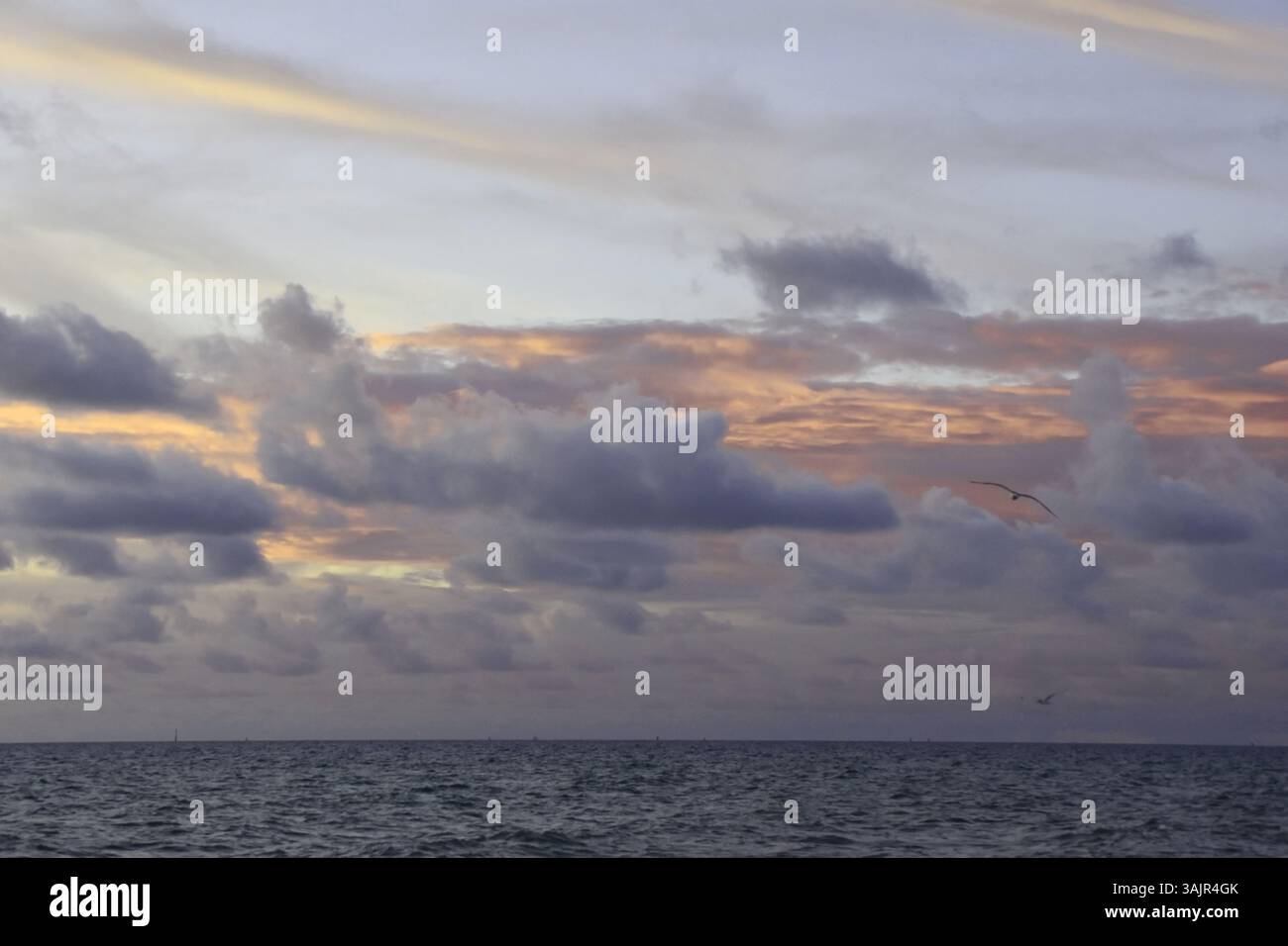 Sun rising above cloud hi-res stock photography and images - Alamy
