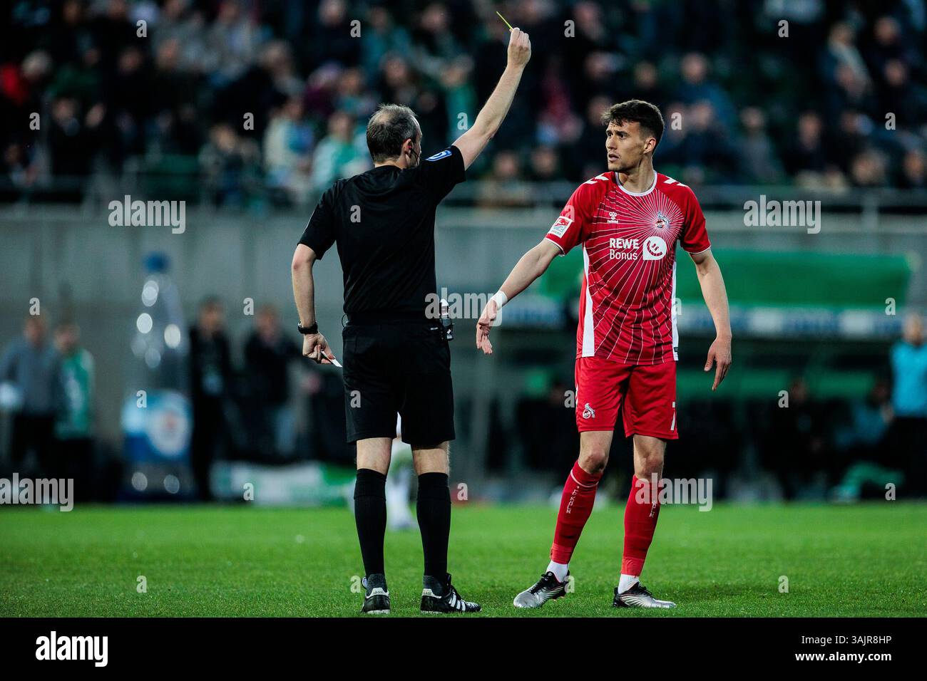Schiedsrichter Patrick Alt zeigt Gelb gegen Dejan Ljubicic (1. FC K?ln ...