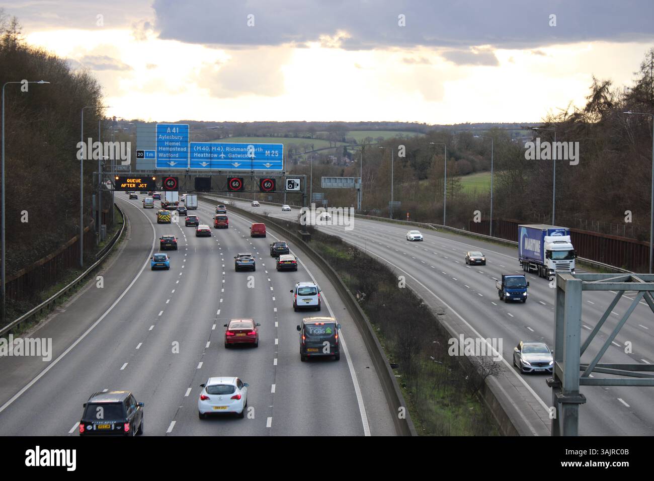 M25 Smart motorway congestion warning sign, 14th March 2025 Stock Photo ...