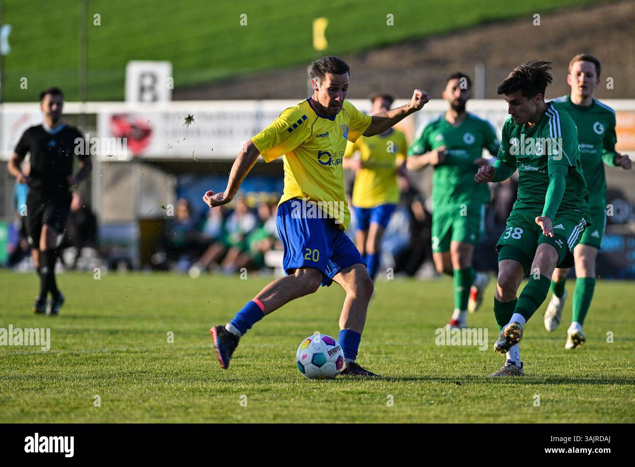 im Duell Fabian BENKO (FCP #20) und David LUCKSCH (TSV Gruenwald 38 ...