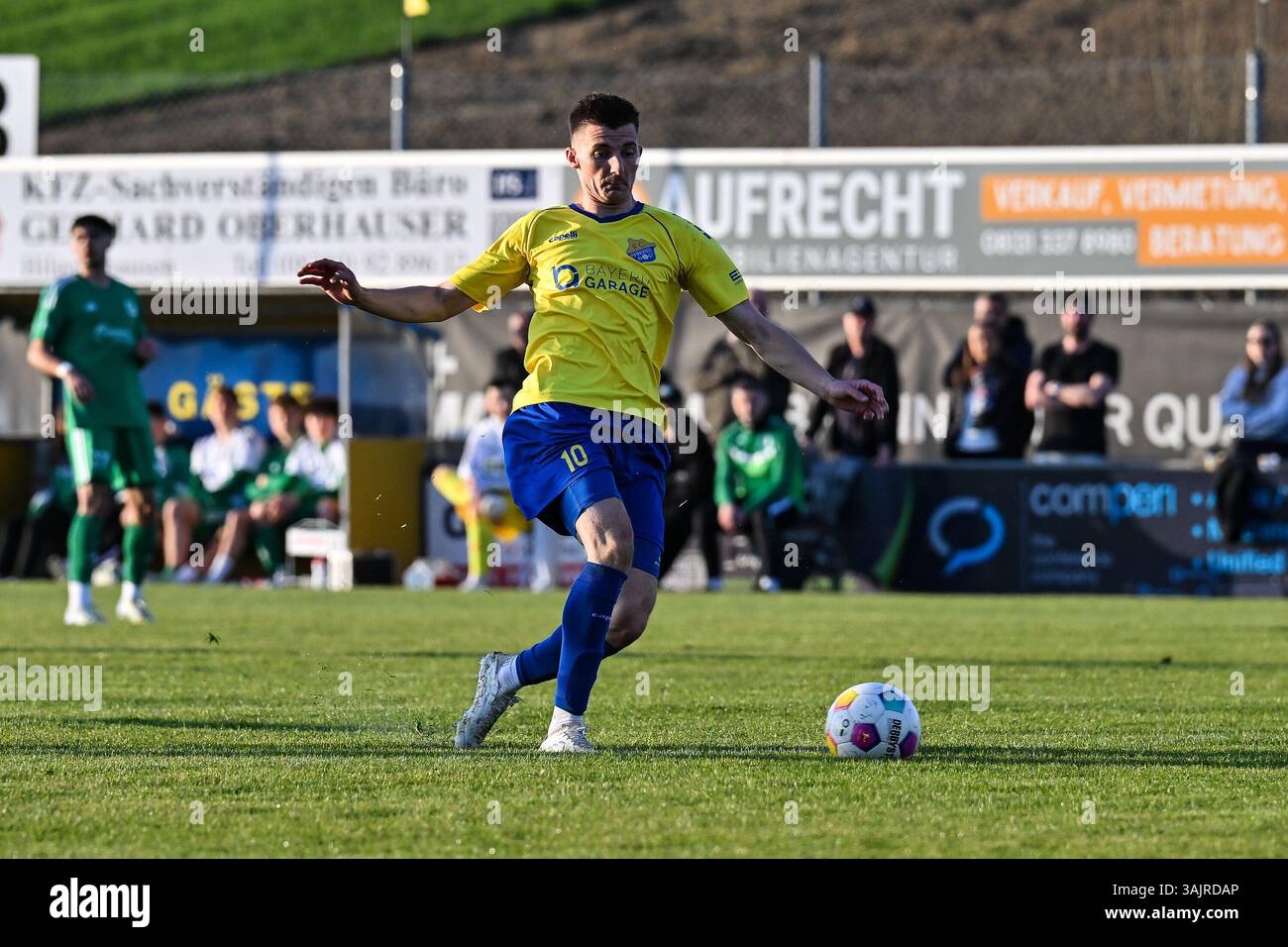 am BAll Michael BACHHUBER (FCP #10) / Einzelfoto / Freisteller / Bayernliga Sued: FC Pipinsried ...