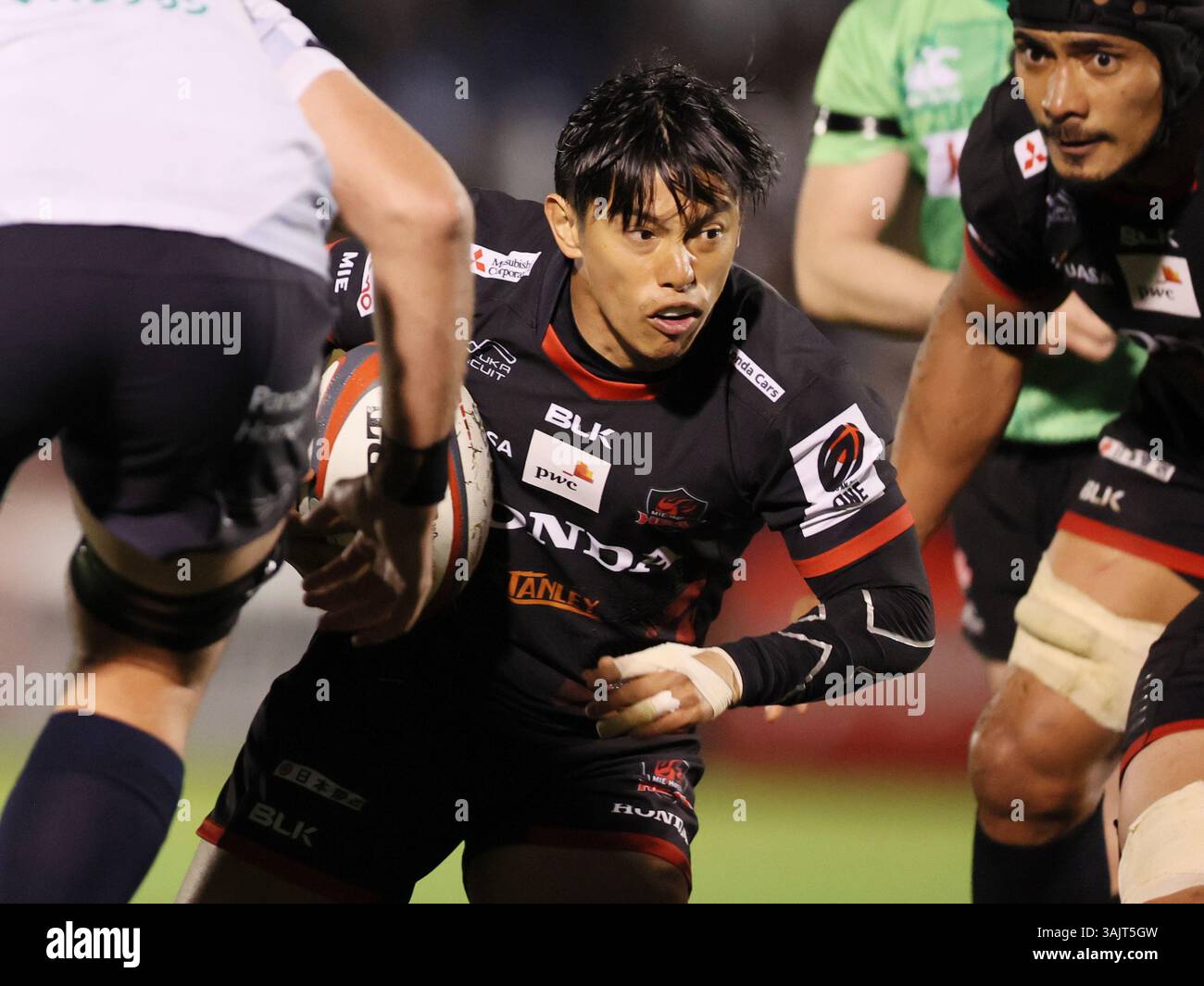 Tokyo, Japan. 11th Apr, 2025. Mie Honda Heat scrum half Shogo Nezuka ...