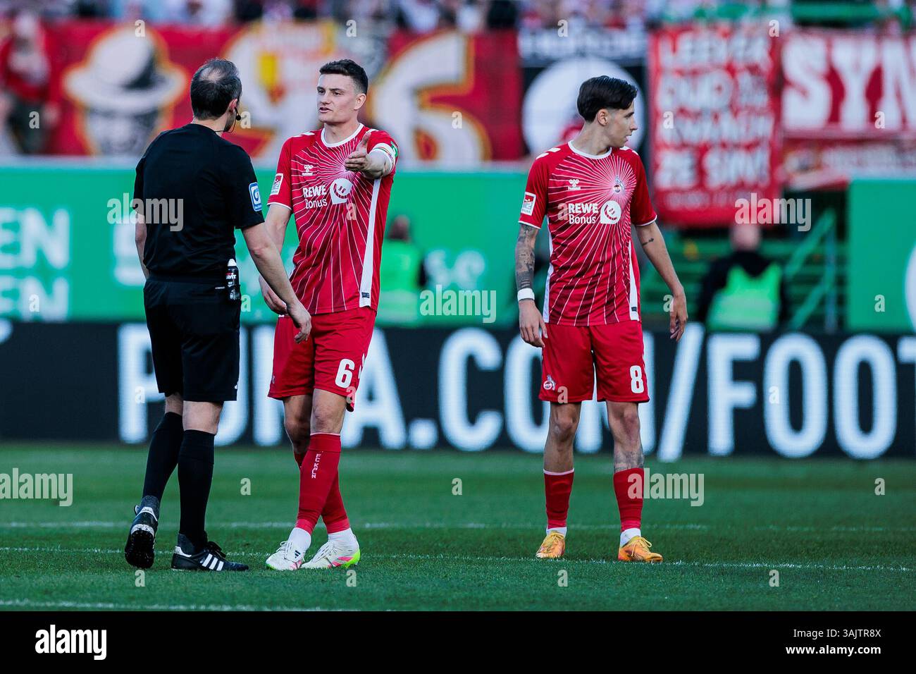 Eric Martel (1. FC K?ln, 6) diskutiert mit Schiedsrichter Patrick Alt 2 ...