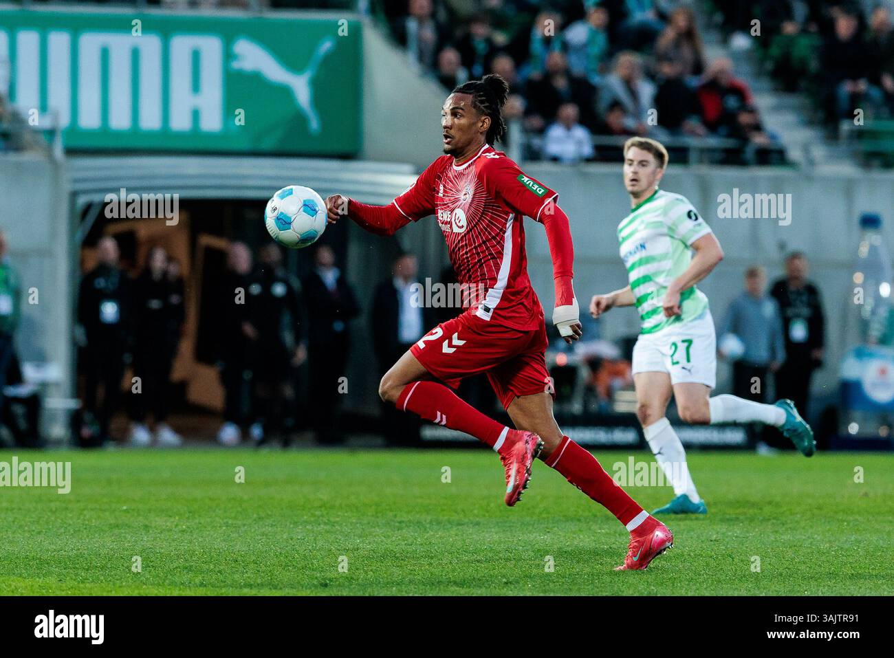 Damion Downs (1. FC K?ln, 42) jagt dem Ball nach 2. Fu?ball Bundesliga ...