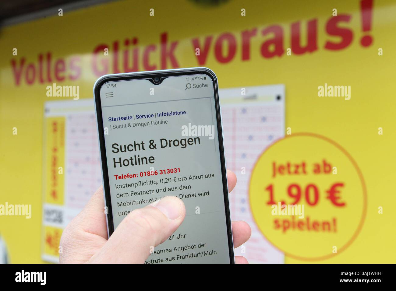 Auf einem Smartphone wurde die Sucht & Drogen Hotline der Drogennotrufe ...