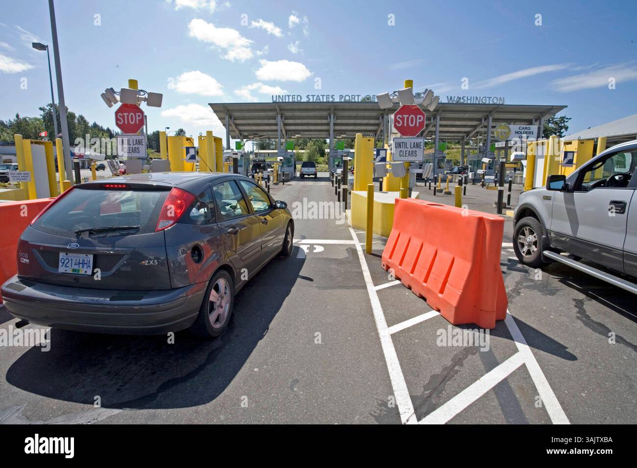 Cars crossing us canada border hi-res stock photography and images - Alamy
