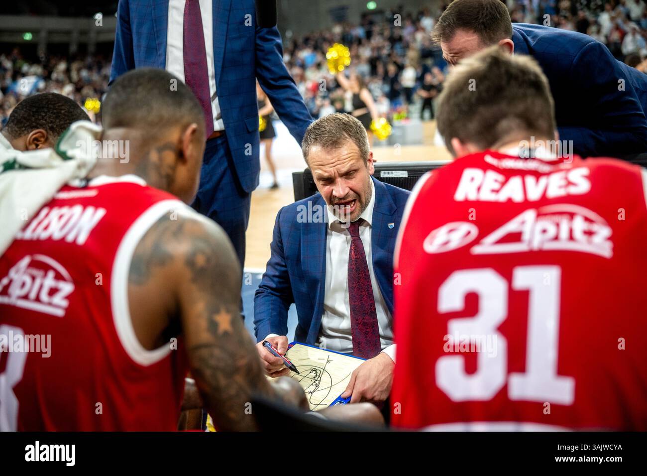 Janis Gailitis (SYNTAINICS MBC, Trainer) beim besprechen der Taktik in ...