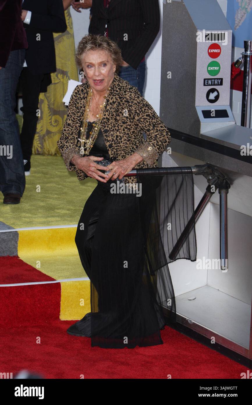 Jun 04, 2009 - Los Angeles, California, USA - CLORIS LEACHMAN goes ...