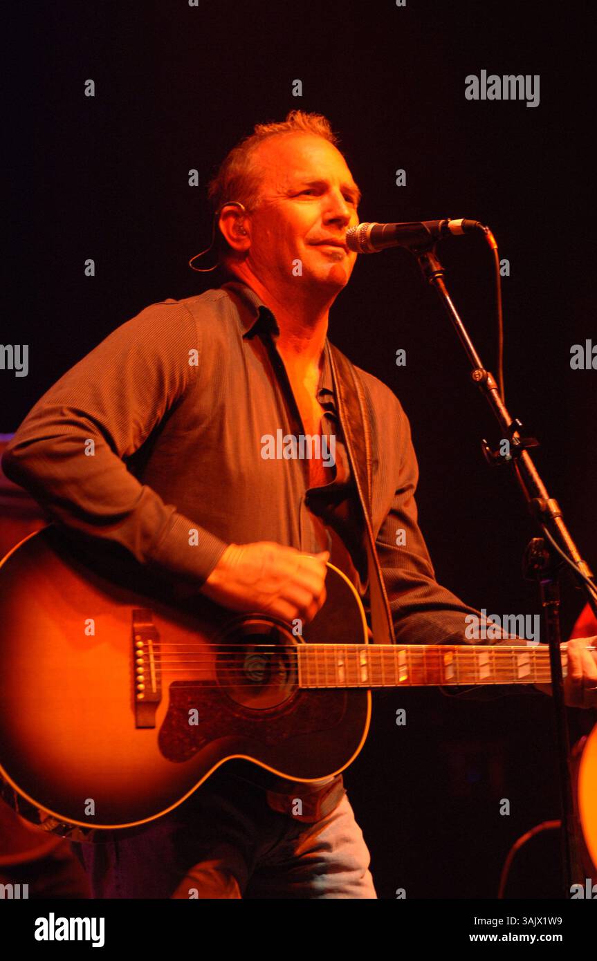 May 09, 2009 - Norfolk, Virginia, USA - Modern West frontman KEVIN ...