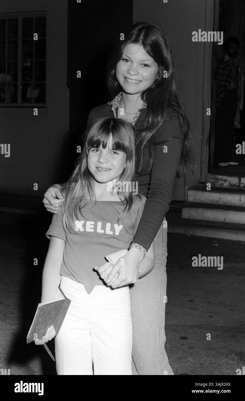 VALERIE BERTINELLI WITH KELLY LINN 1977.# 10249.PHOTO BY PHIL ROACH ...