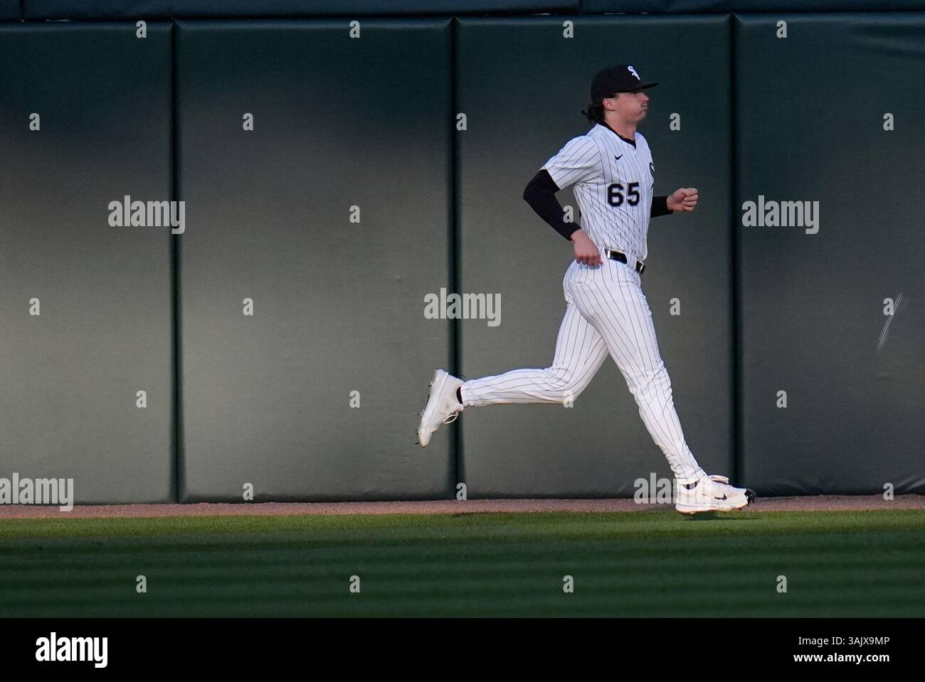 Chicago White Sox starting pitcher Davis Martin warms up before a ...