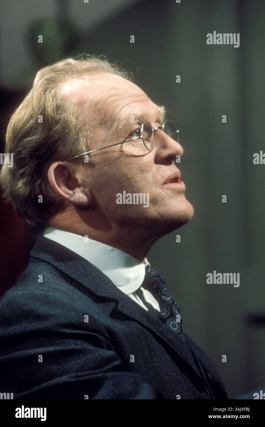 Upstairs downstairs servants hi-res stock photography and images - Alamy