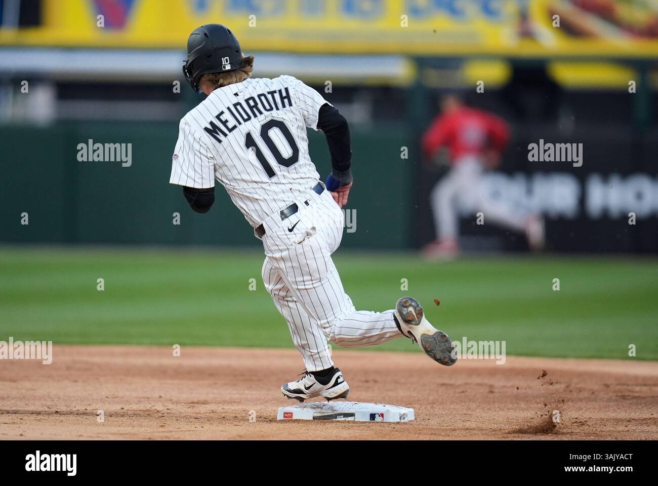Chicago White Sox's Chase Meidroth (10) runs the bases on a double from ...