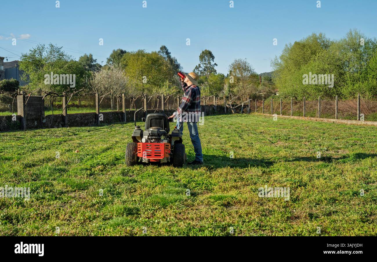Grass with riding lawn mower hi-res stock photography and images - Alamy