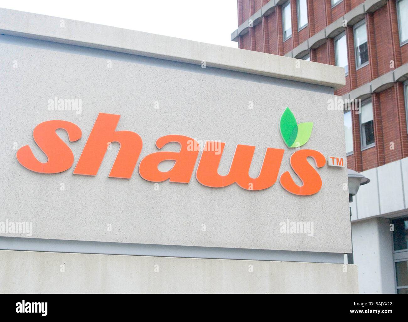 Shaws supermarket hi-res stock photography and images - Alamy