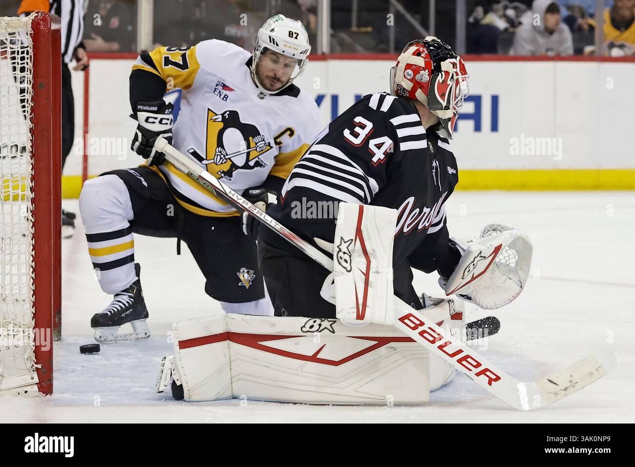 Pittsburgh Penguins center Sidney Crosby (87) scores a goal past New ...
