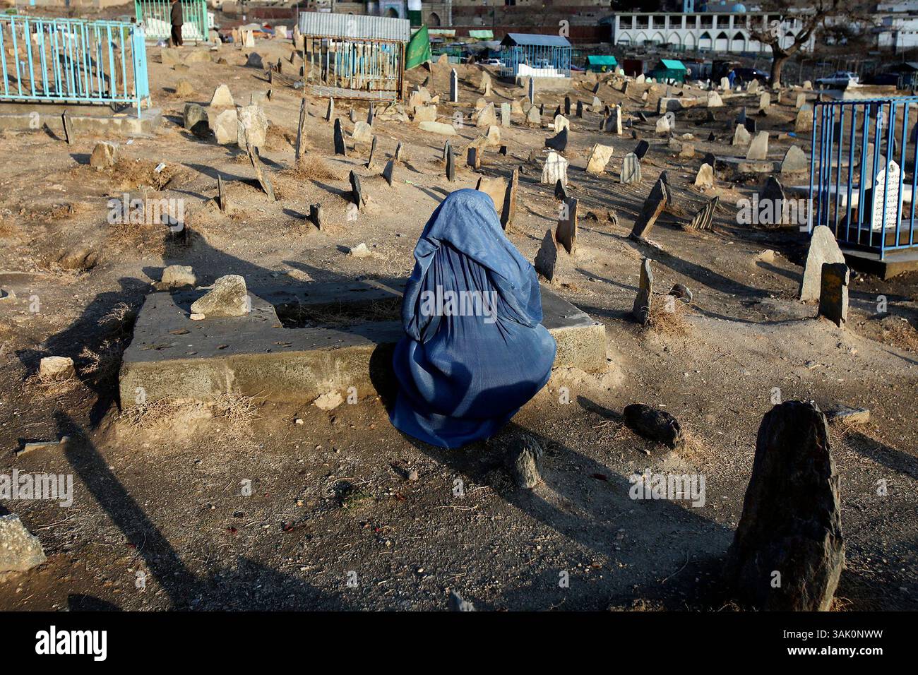 Dec 05, 2009 - Kabul, Afghanistan - An Afghan woman visits her fathers ...