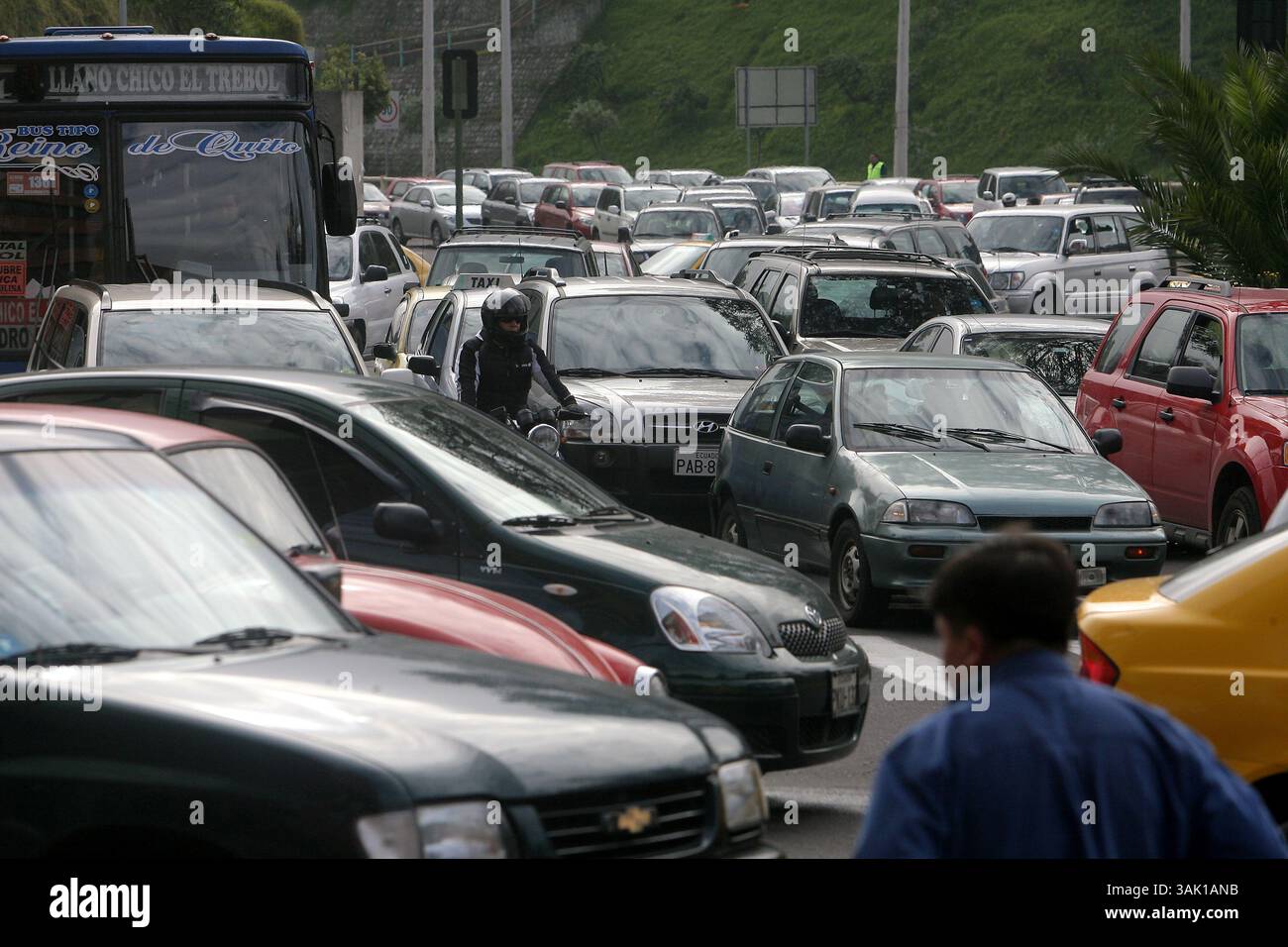 13/01/2009) QUITO, 13/01/2009..QUITO..CONGESTION VEHICULAR EN EL SECTOR DE LA 6 DE DICIEMBRE Y ...