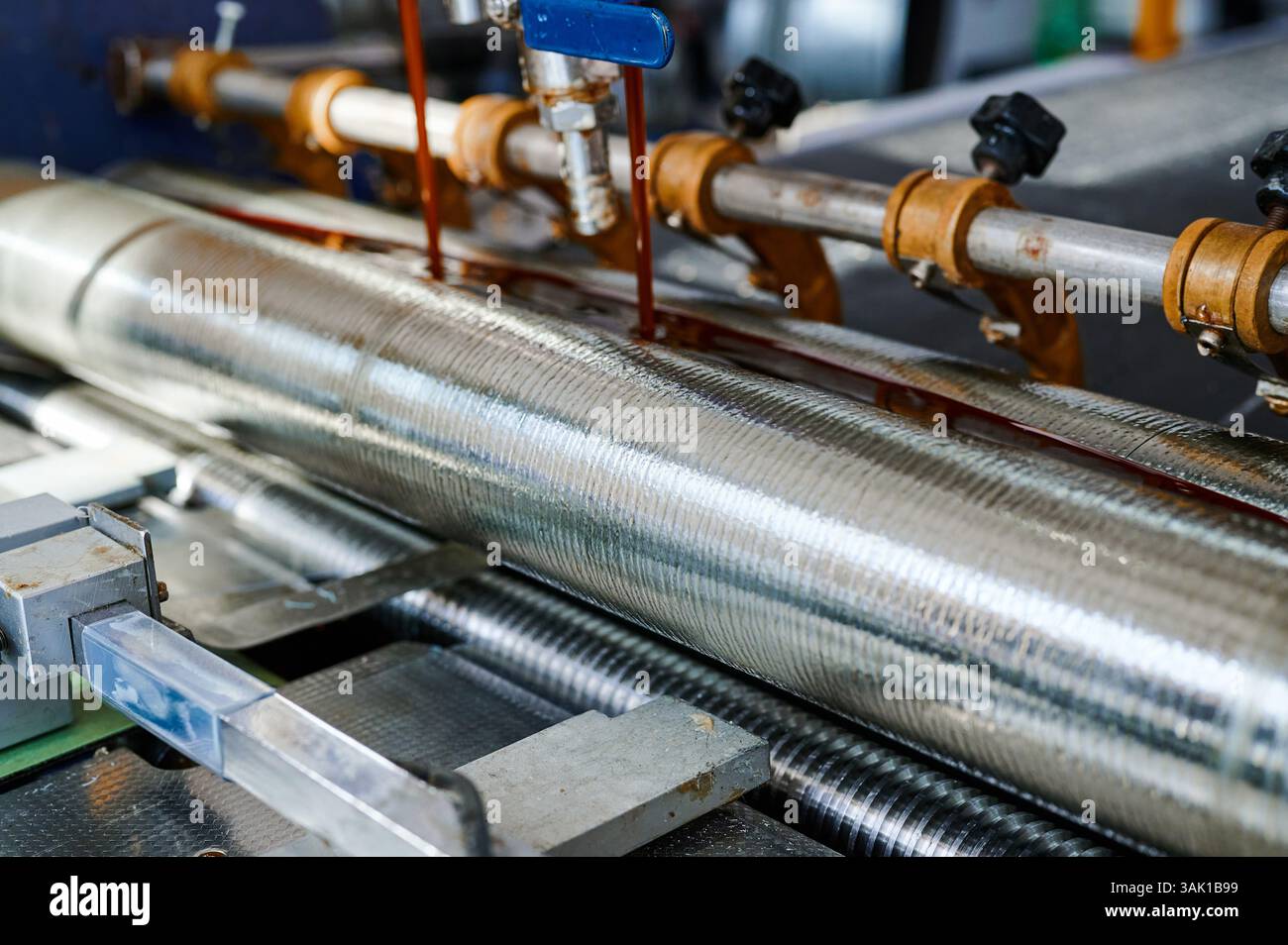 Efficient glue-spreading machine ensuring precise application in ...