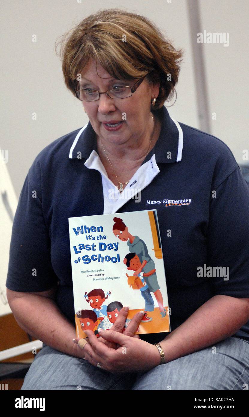 Teacher, Bette Carr, gets ready to read ''When it's the Last Day of ...