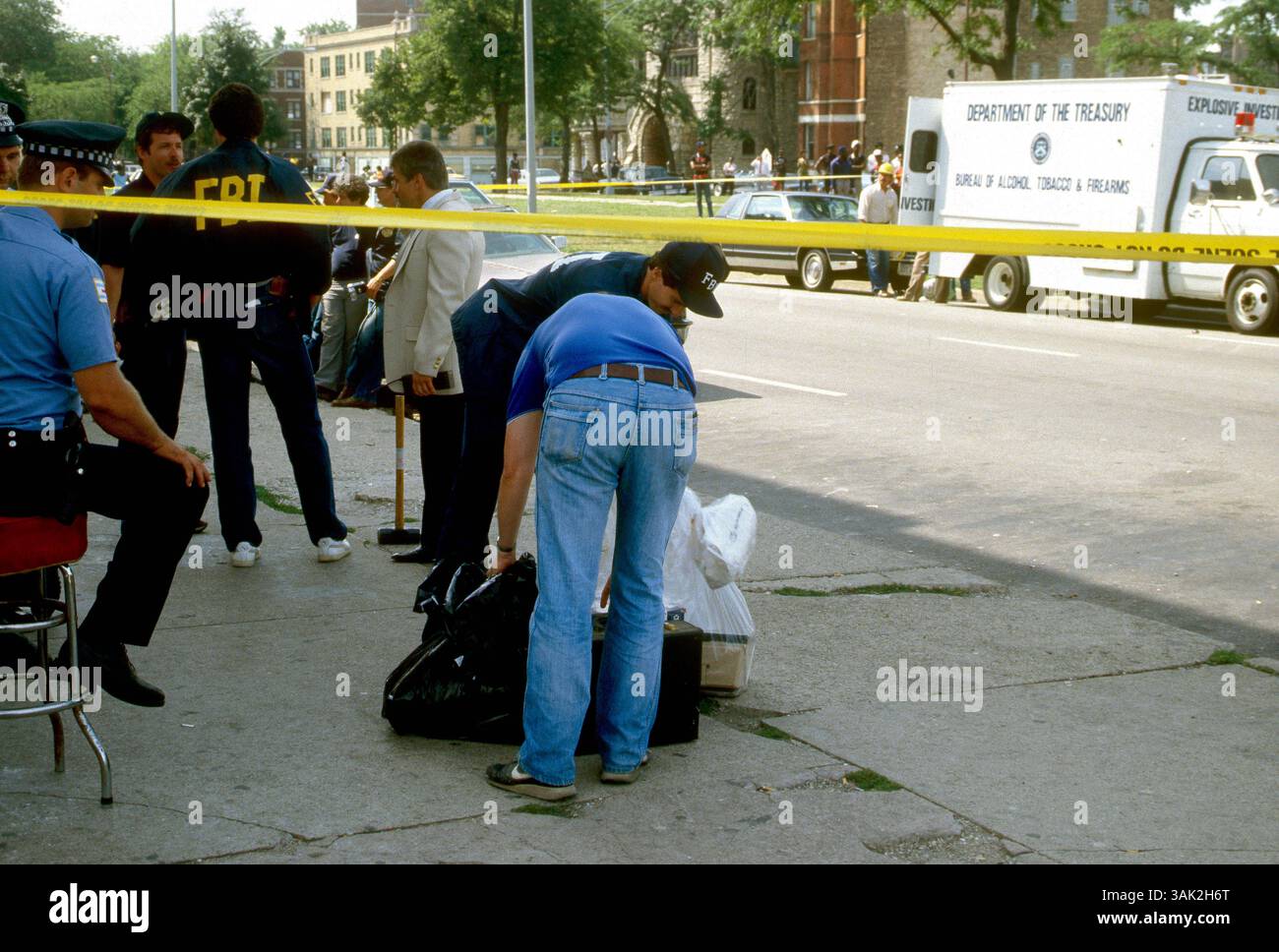 August 5, 1986 - Chicago, Illinois, U.S - Federal agents from the FBI ...