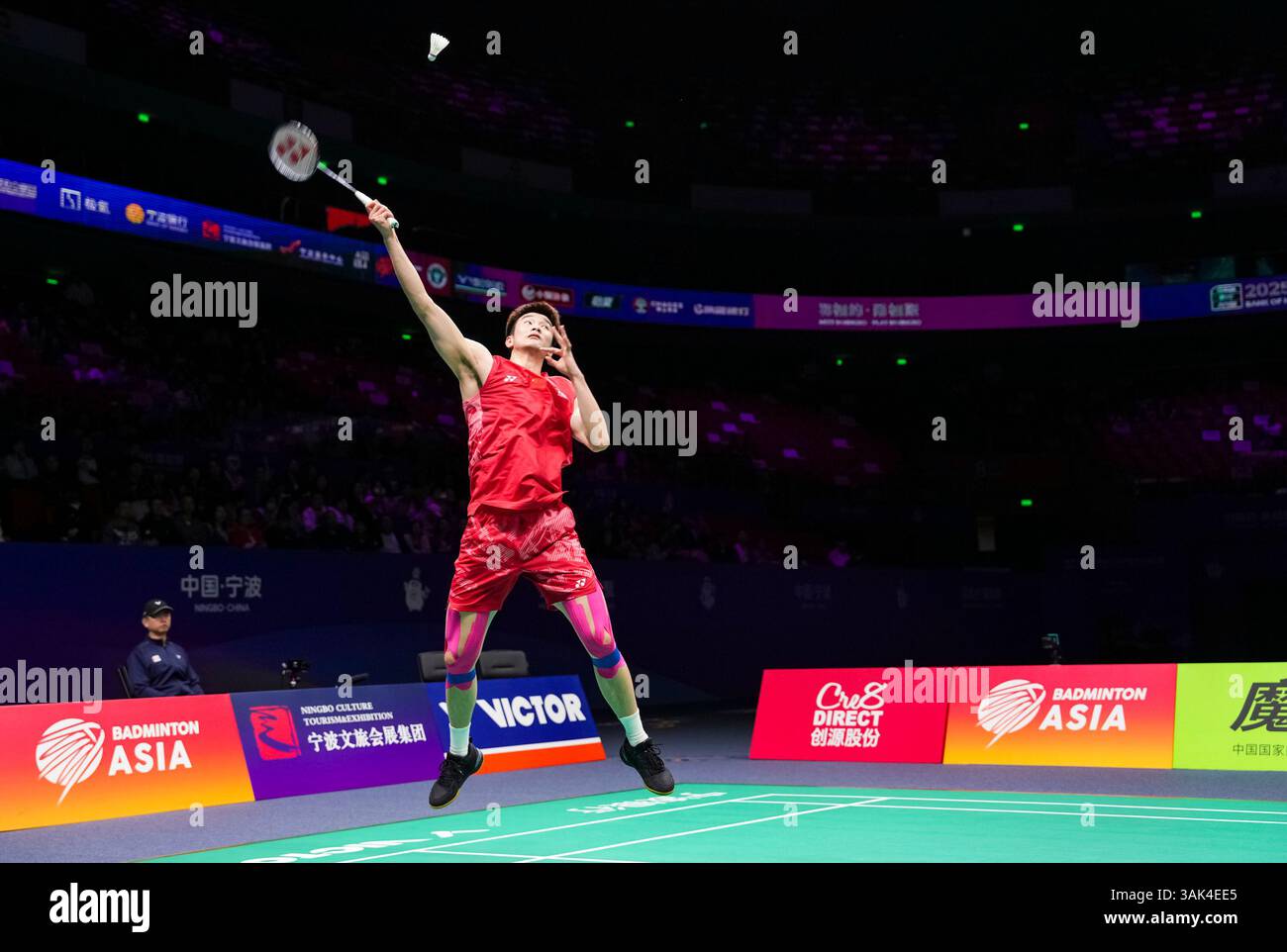 (250412) -- NINGBO, April 12, 2025 (Xinhua) -- Li Shifeng of China hits ...