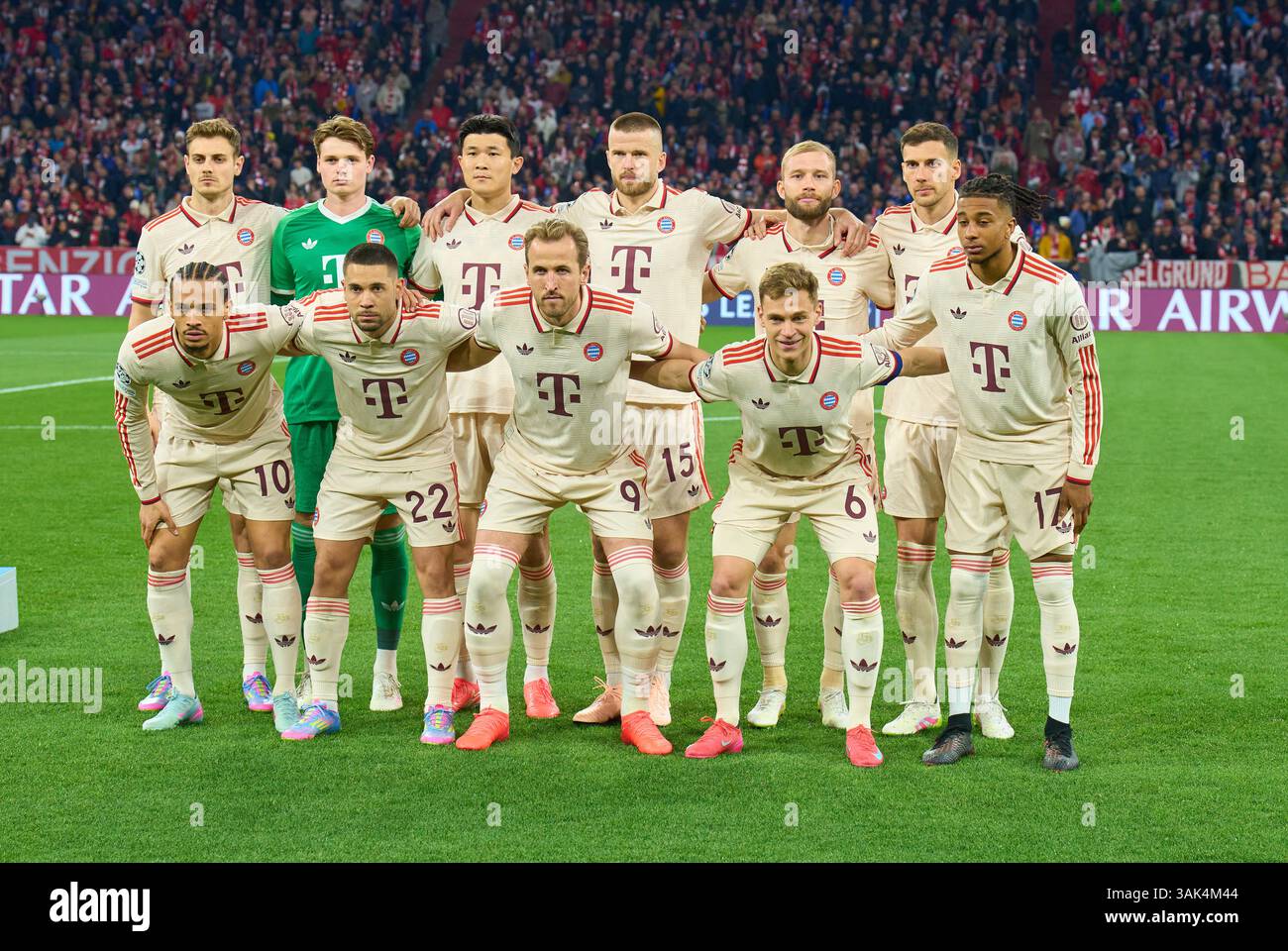 FCB teamphoto Josip Stanisic, FCB 44 Jonas Urbig, goalkeeper FCB 40 ...