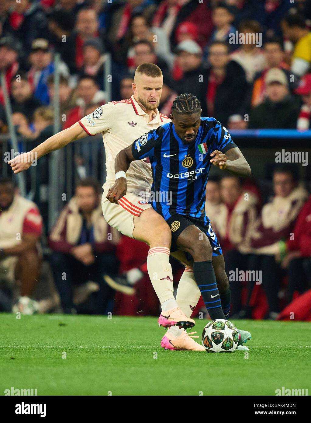 Eric Dier, FCB 15 compete for the ball, tackling, duel, header, zweikampf, action, fight against ...