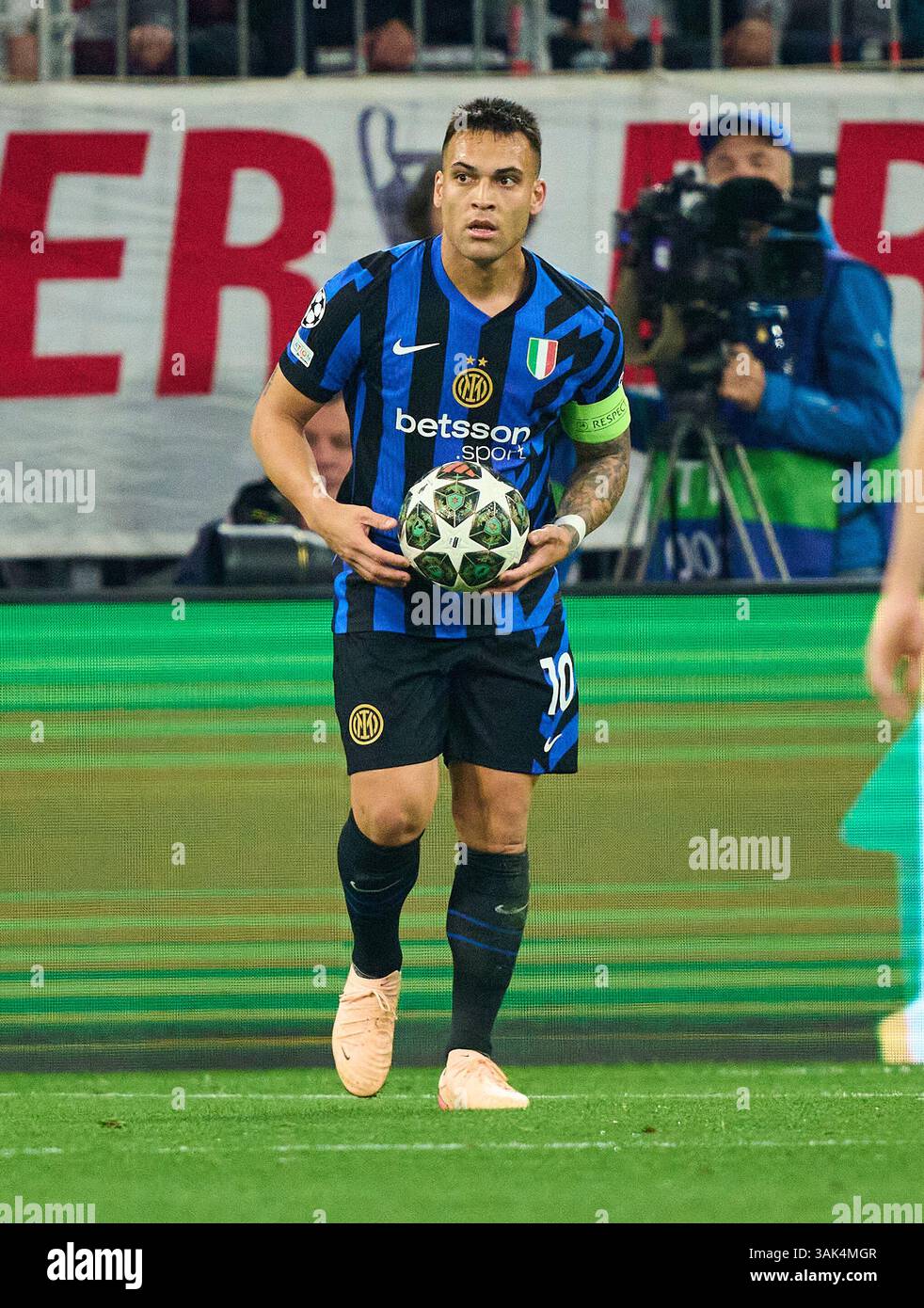 Lautaro Martinez Inter Mailand 10 in the quarterfinal match FC BAYERN MUENCHEN - INTER MAILAND 1 ...