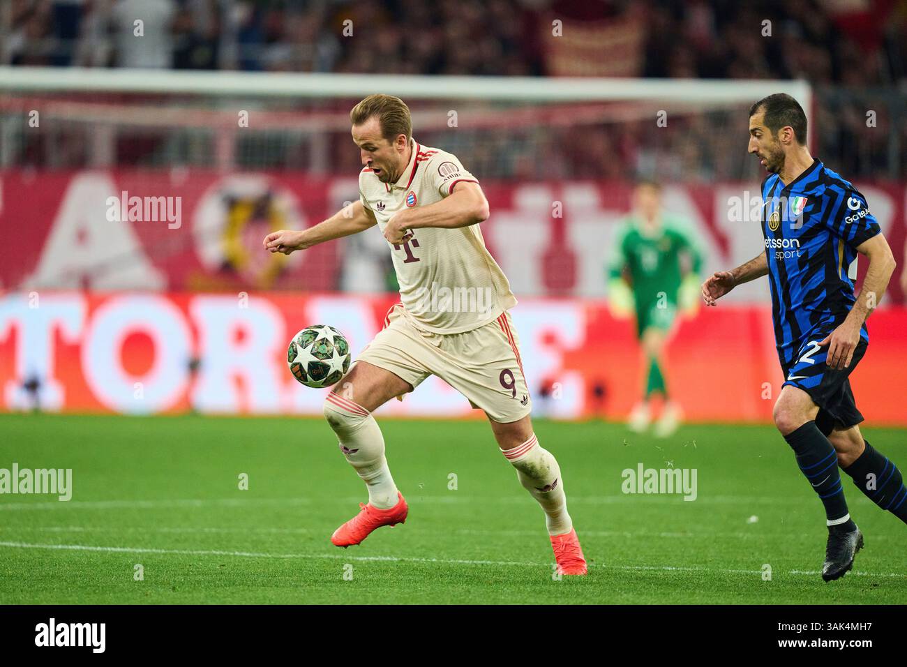 Harry Kane, FCB 9 compete for the ball, tackling, duel, header ...